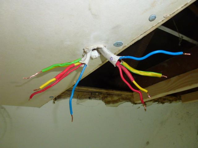 How to wire a ceiling rose - four core cable | DIYnot Forums