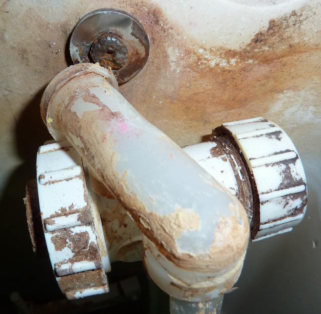 Cistern screw corroded 2 | DIYnot Forums