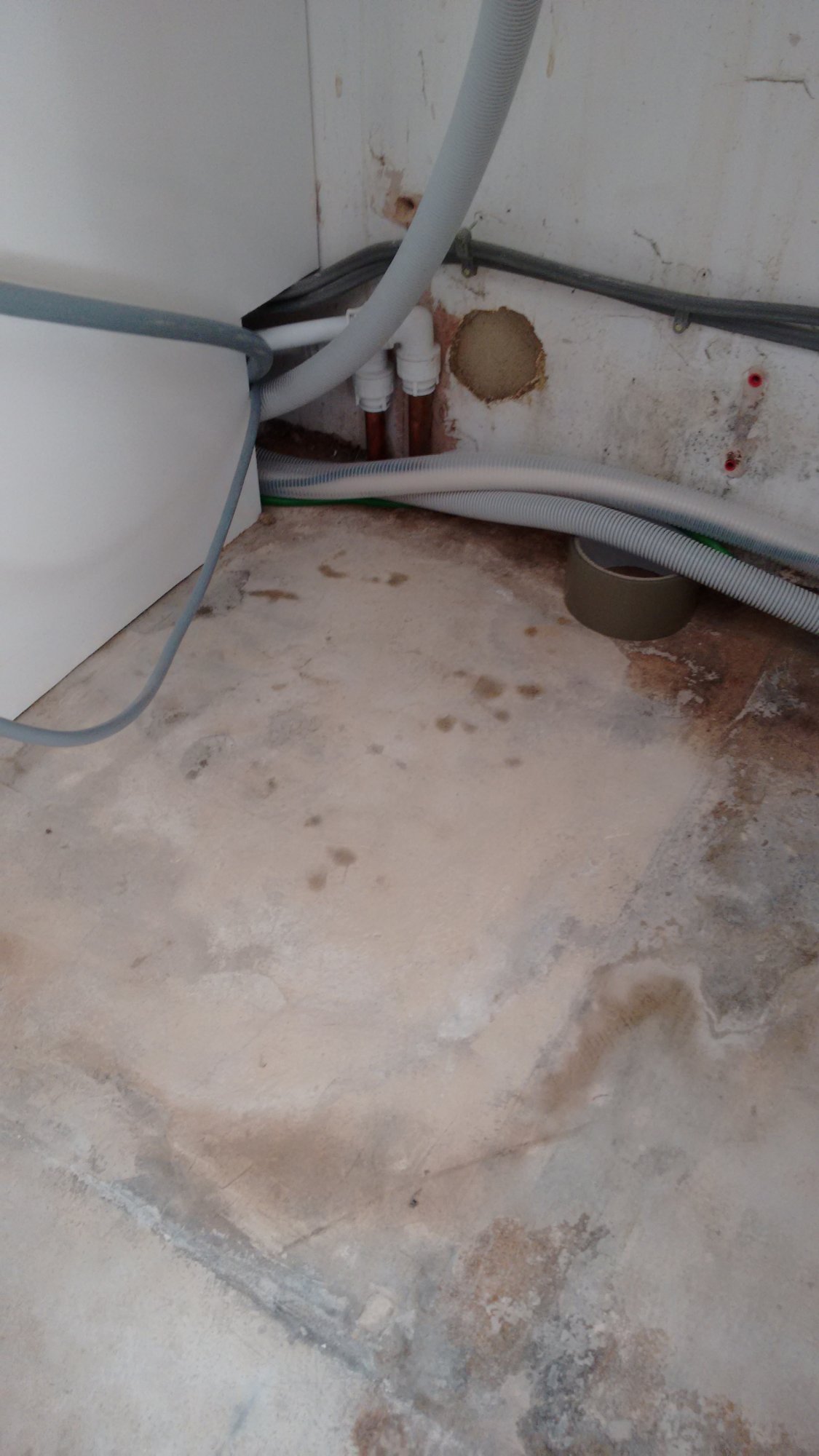 Damp patch on concrete near to pipes | DIYnot Forums