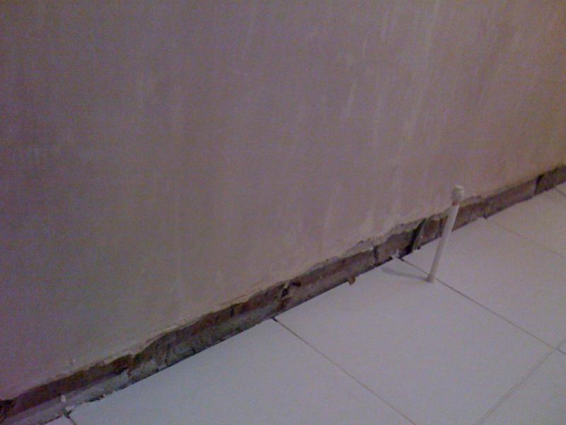 tiling plastered wall with gap at bottom | DIYnot Forums