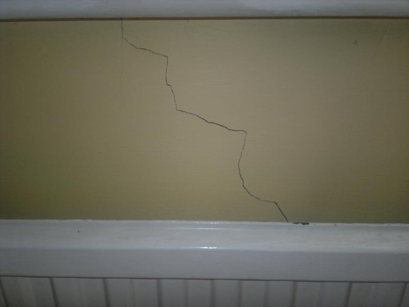 Do I need to worry about cracks in the wall | DIYnot Forums