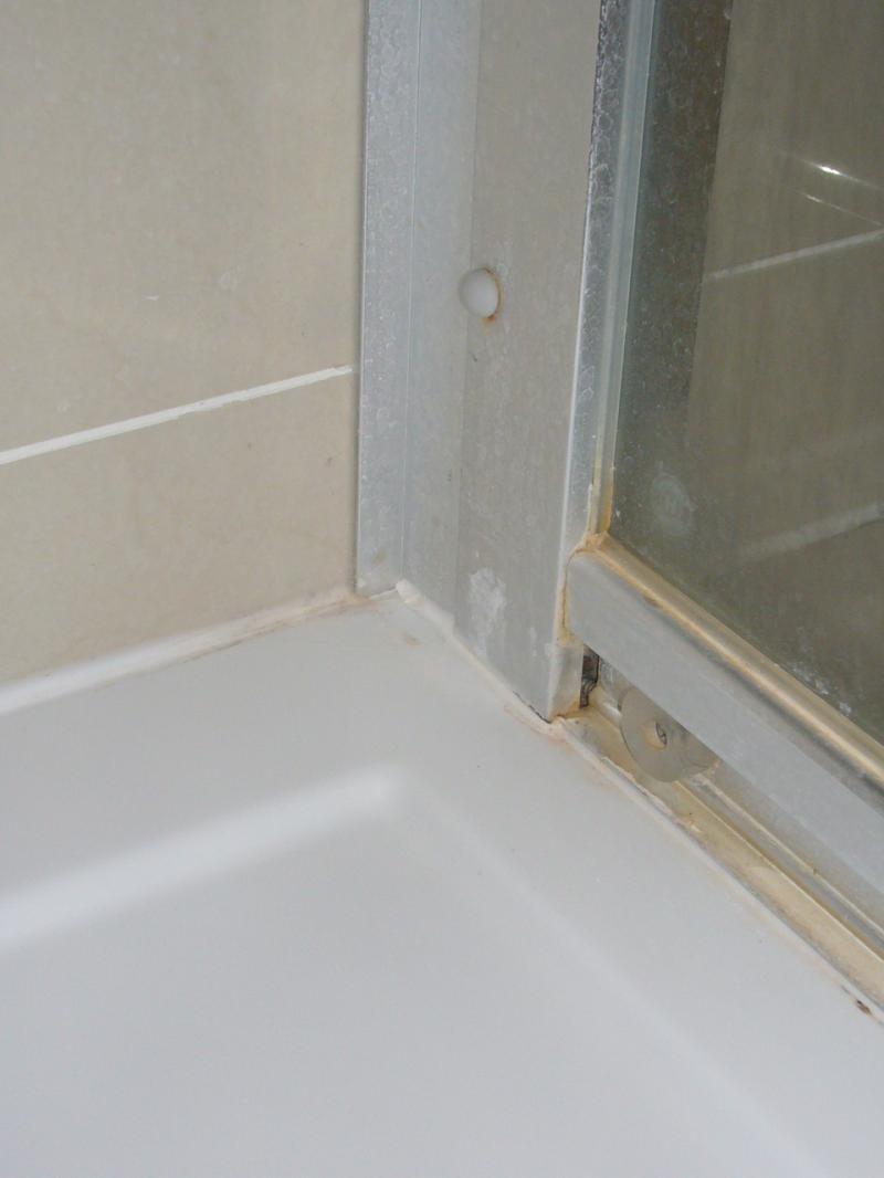 'Hole' in shower partition - how to block up? | DIYnot Forums