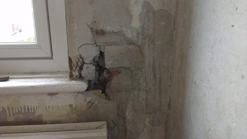 plaster falling off wall leaving big hole behind | DIYnot Forums