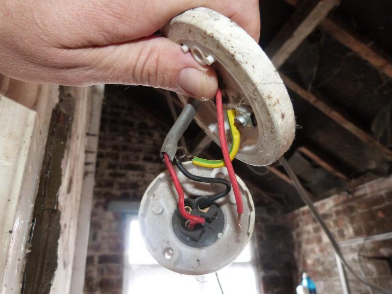 confusing wiring to light fitting | DIYnot Forums