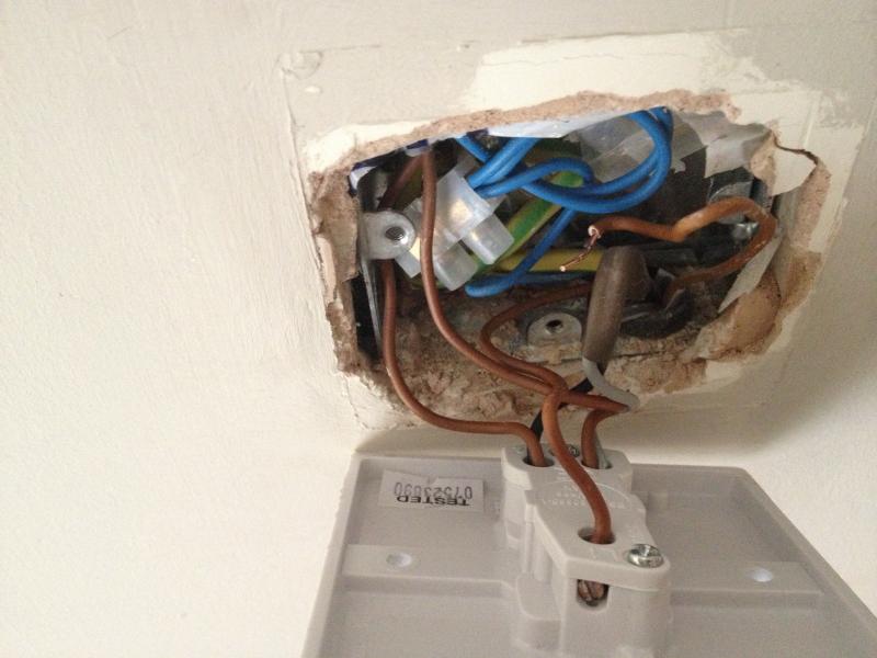 Two way switch wiring problem | DIYnot Forums