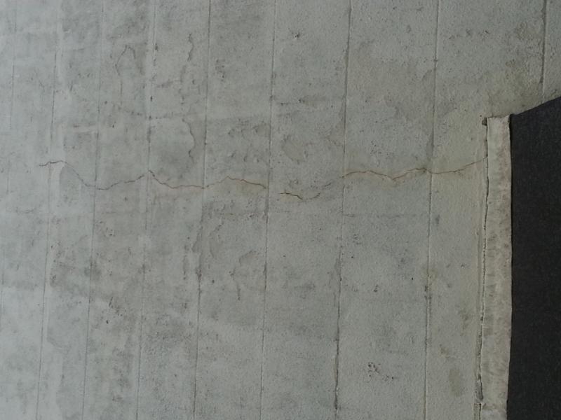 vertical crack on exterior wall | DIYnot Forums
